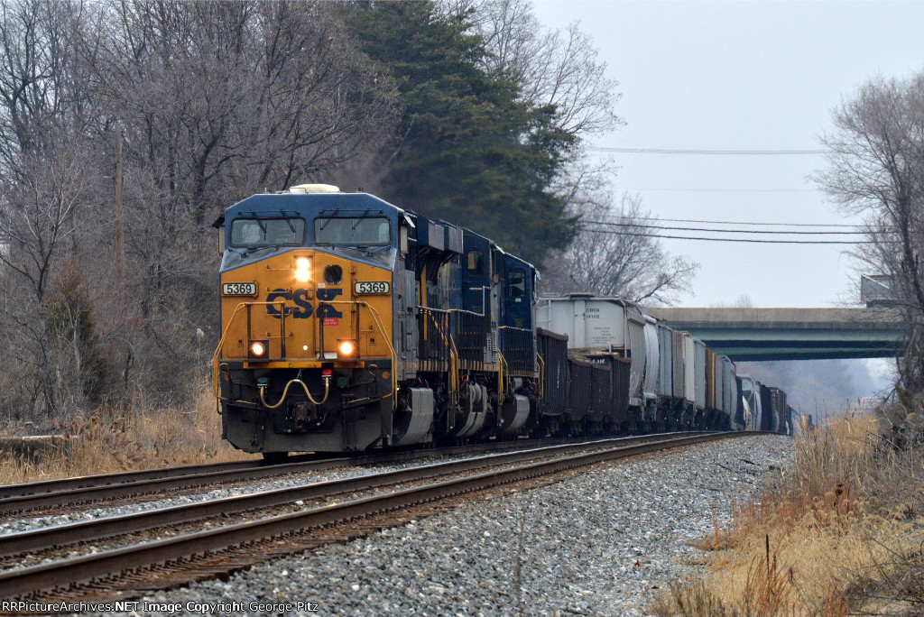 CSX 5369 and train Q405
